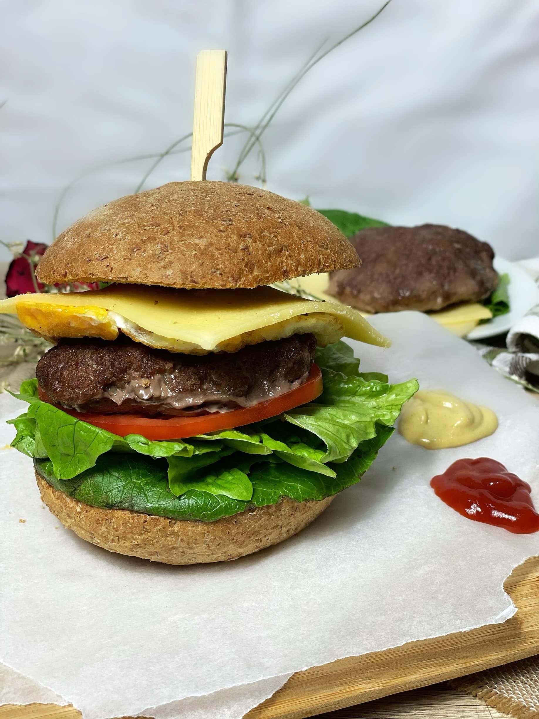 Burger με Χειροποίητο Μπιφτέκι & Ψωμάκια Ολικής