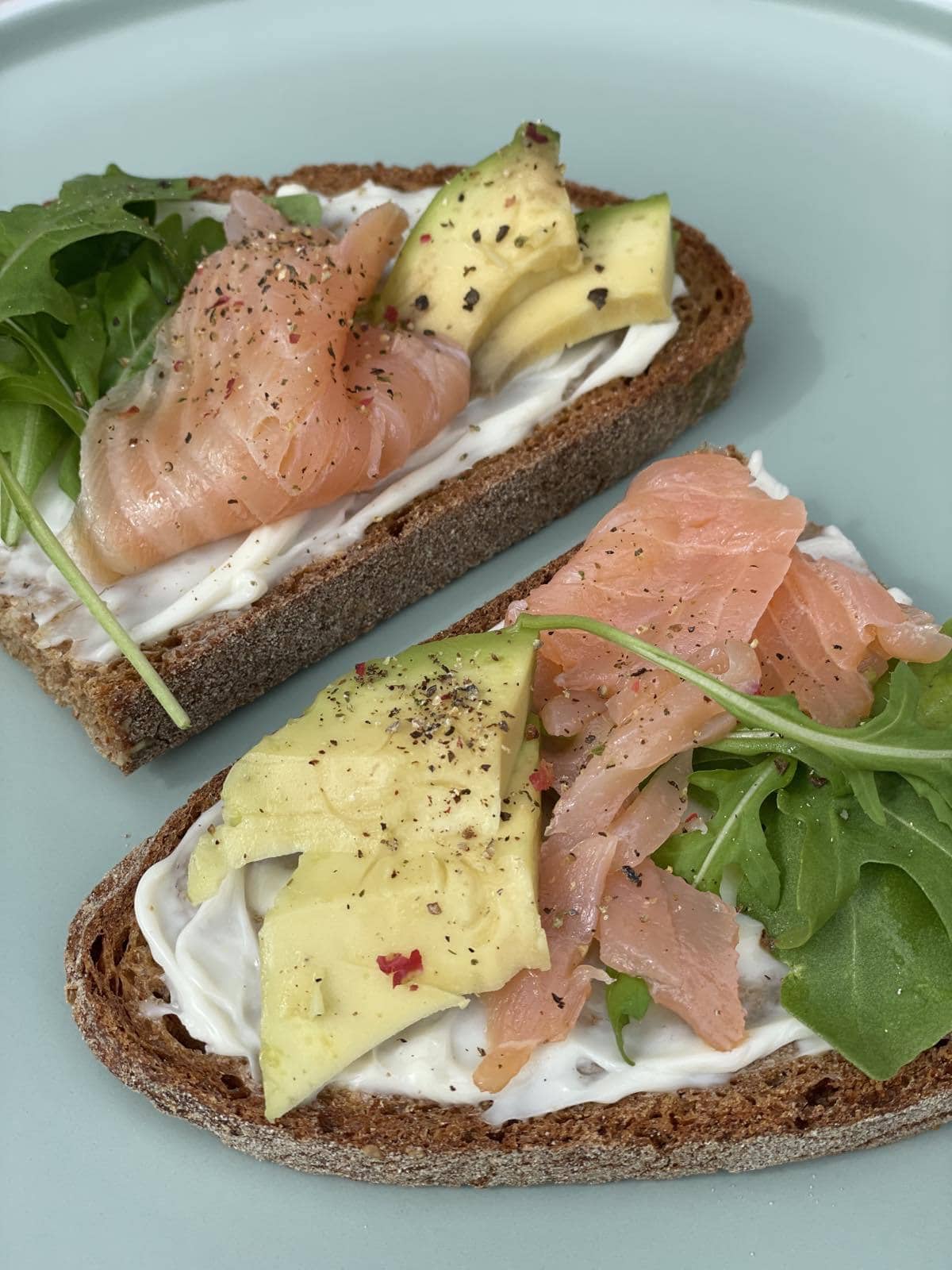 Open Τoast με Kαπνιστό Σολομό, Αβοκάντο & Ρόκα.